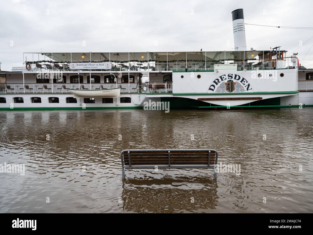 Dresden, Germany. 05th Jan, 2024. A bench on the Terrassenufer in front ...