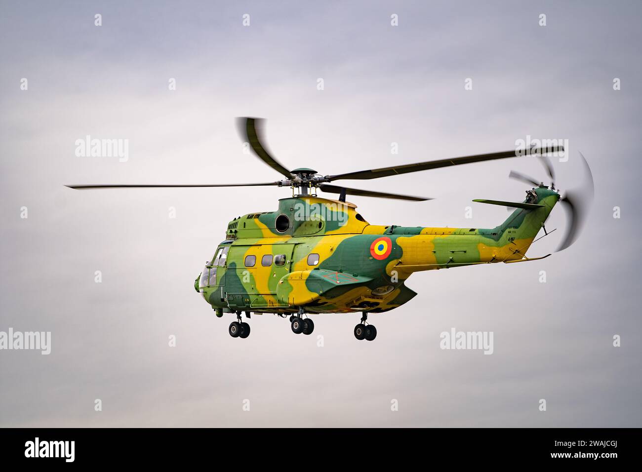 Yellow helicopter hi-res stock photography and images - Alamy