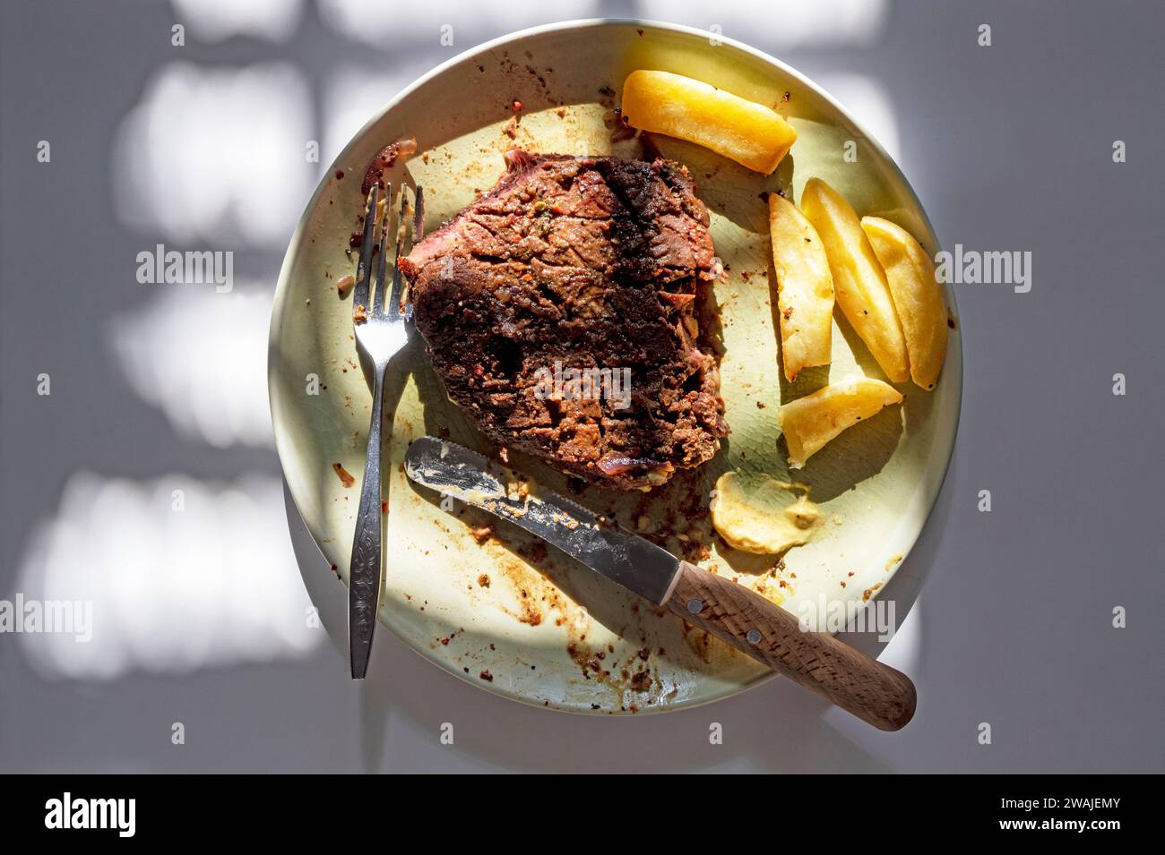Steak and chips food waste Stock Photo - Alamy