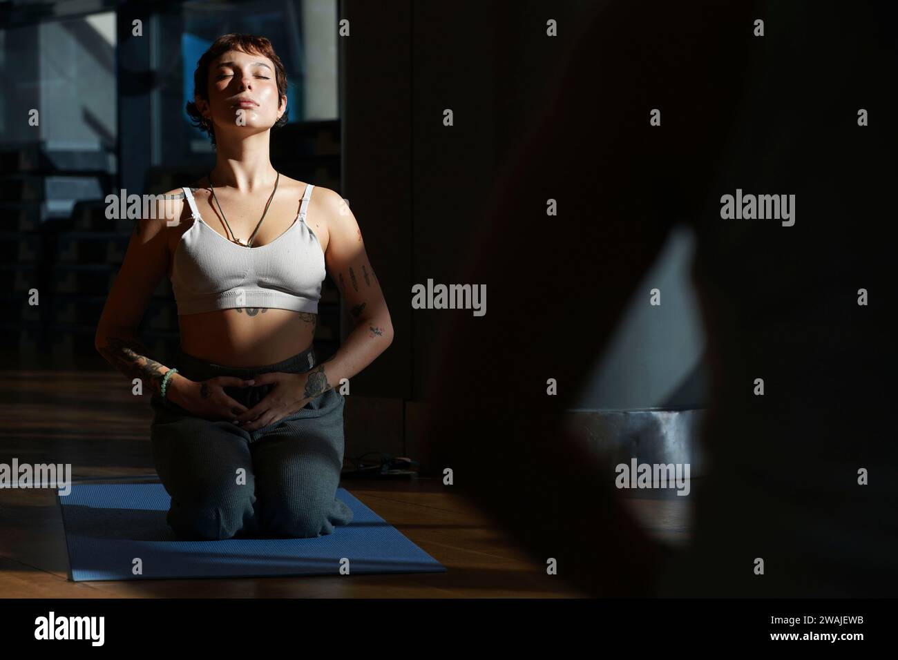 Dramatic poses hi-res stock photography and images - Alamy