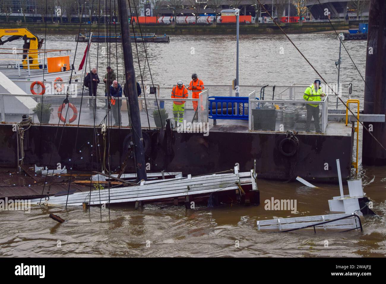 London, England, UK. 5th Jan, 2024. Salvage personnel survey the damage ...