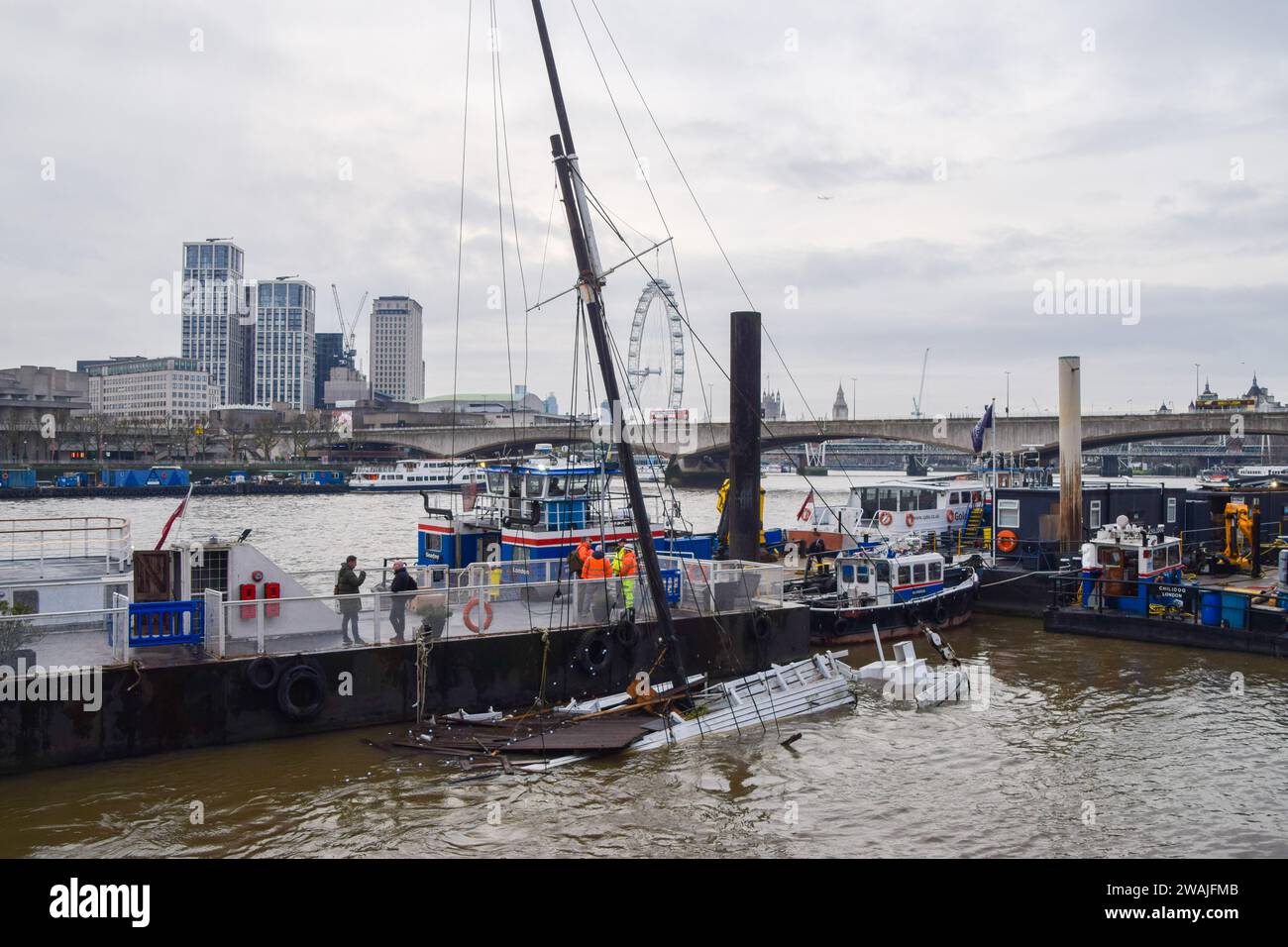 London, England, UK. 5th Jan, 2024. Salvage personnel survey the damage ...