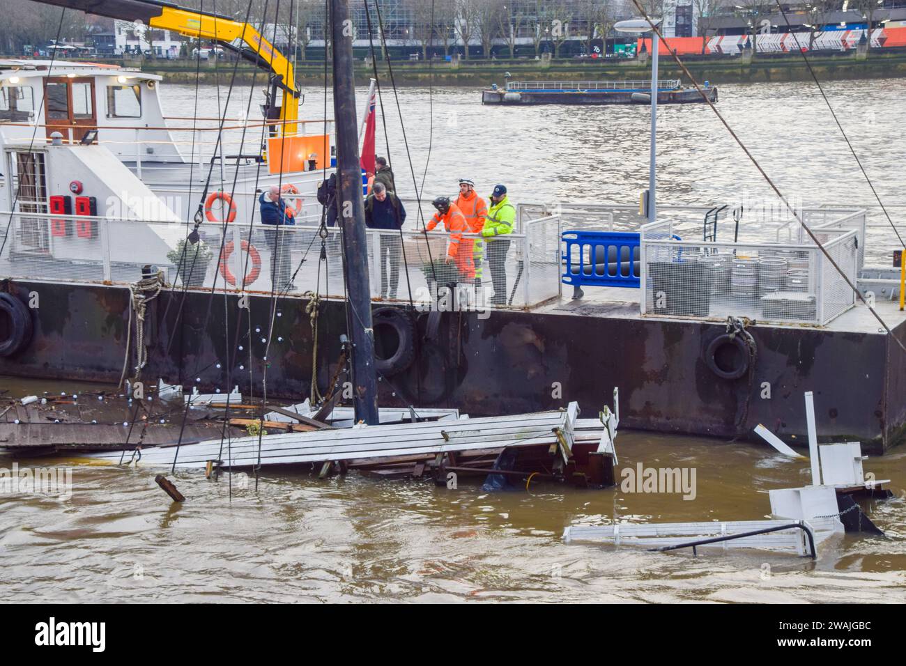 London, UK. 5th January 2024. Salvage personnel inspect the damage ...