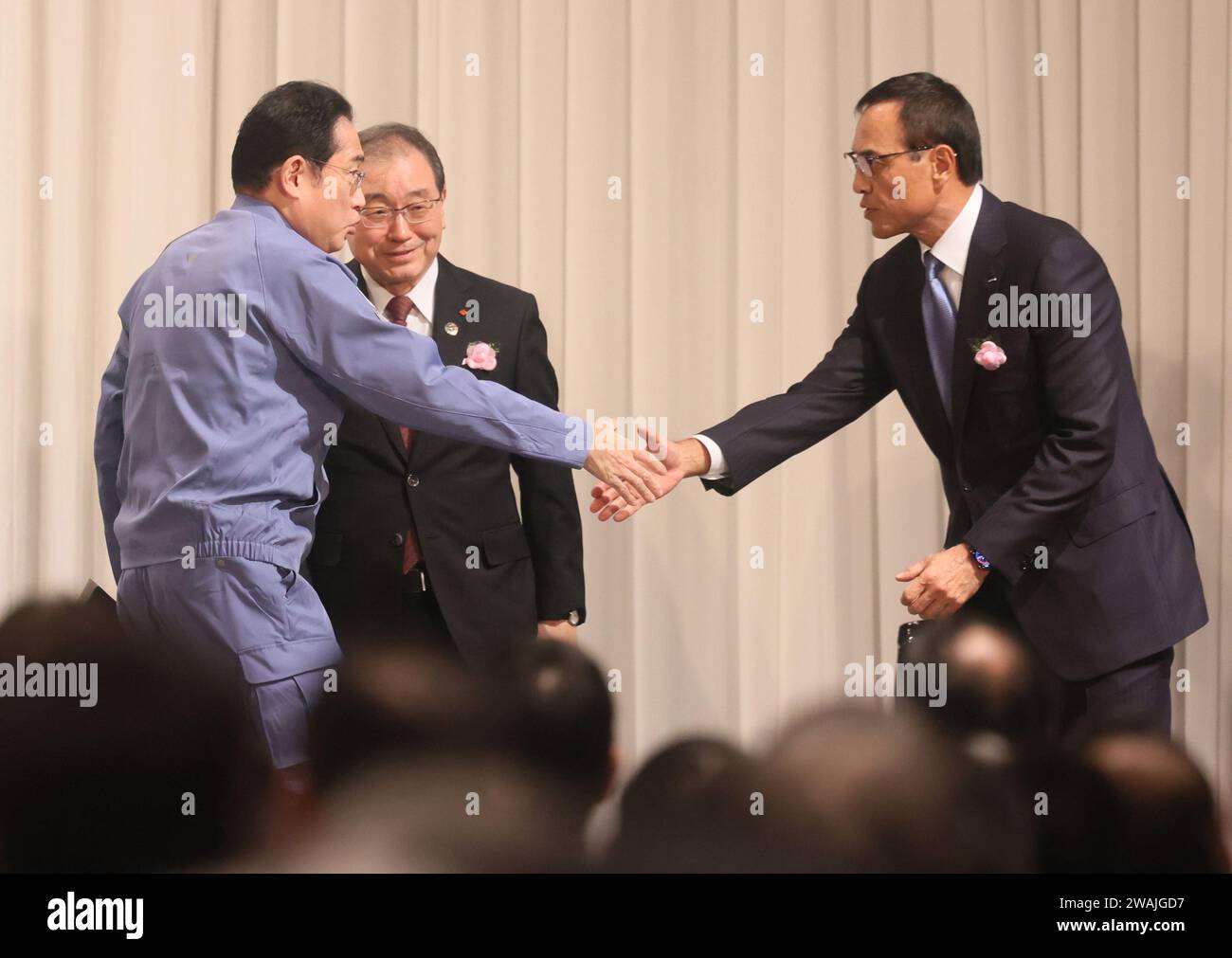 Tokyo, Japan. 5th Jan, 2024. Japanese Prime Minister Fumio Kishida (L ...