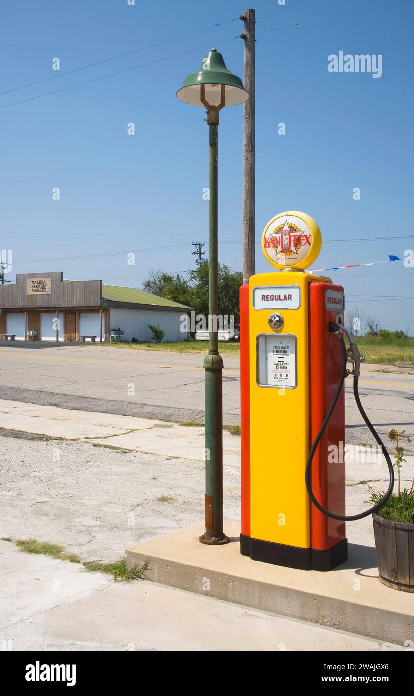 4 women on the route gas station in galena route 66 kansas Stock Photo ...