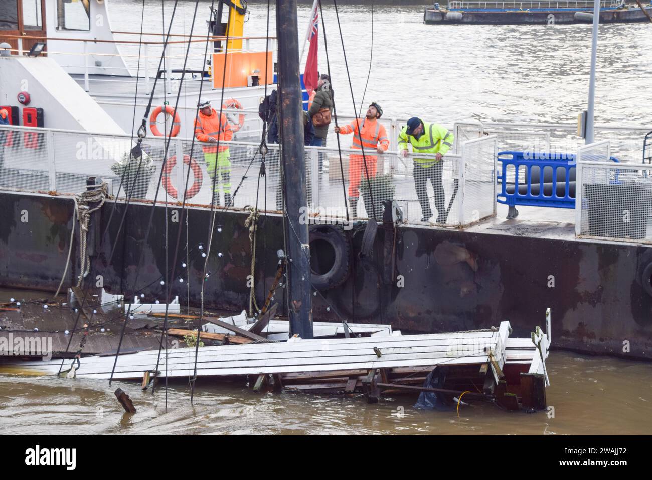 London, England, UK. 5th Jan, 2024. Salvage personnel survey the damage ...