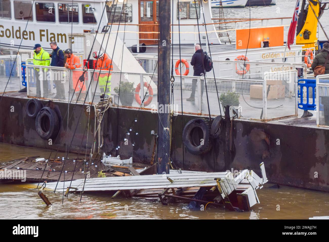 London, England, UK. 5th Jan, 2024. Salvage personnel survey the damage ...