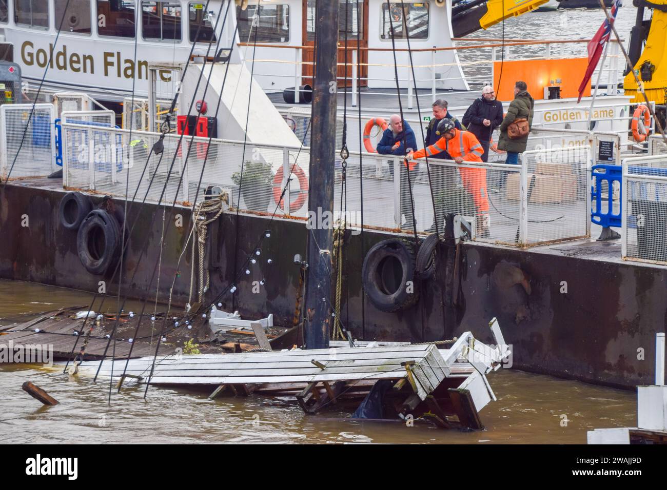 London, England, UK. 5th Jan, 2024. Salvage personnel survey the damage ...