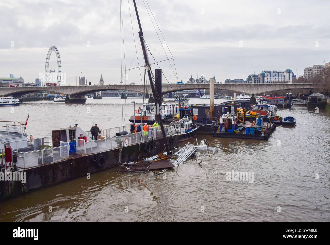 London, England, UK. 5th Jan, 2024. Salvage personnel survey the damage ...