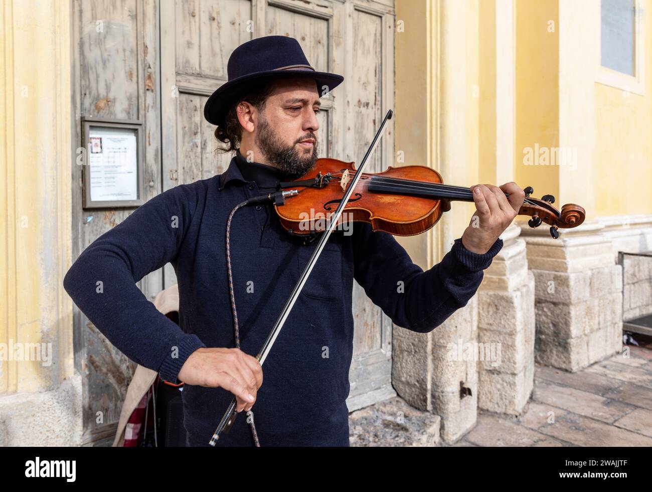 Classical violin player hi-res stock photography and images - Alamy