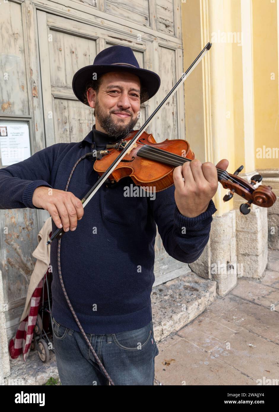 Violin player hi-res stock photography and images - Alamy