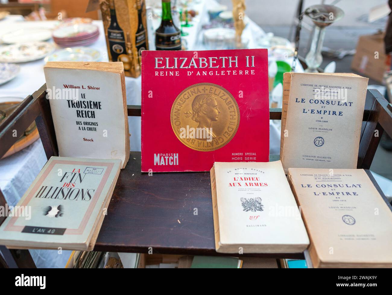 Selling books in a shop hi-res stock photography and images - Alamy