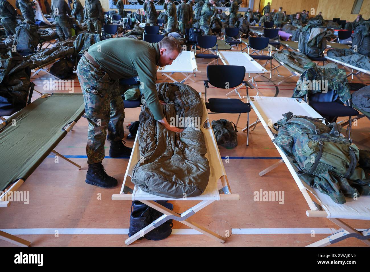 Sangerhausen, Germany. 05th Jan, 2024. A Bundeswehr soldier prepares ...