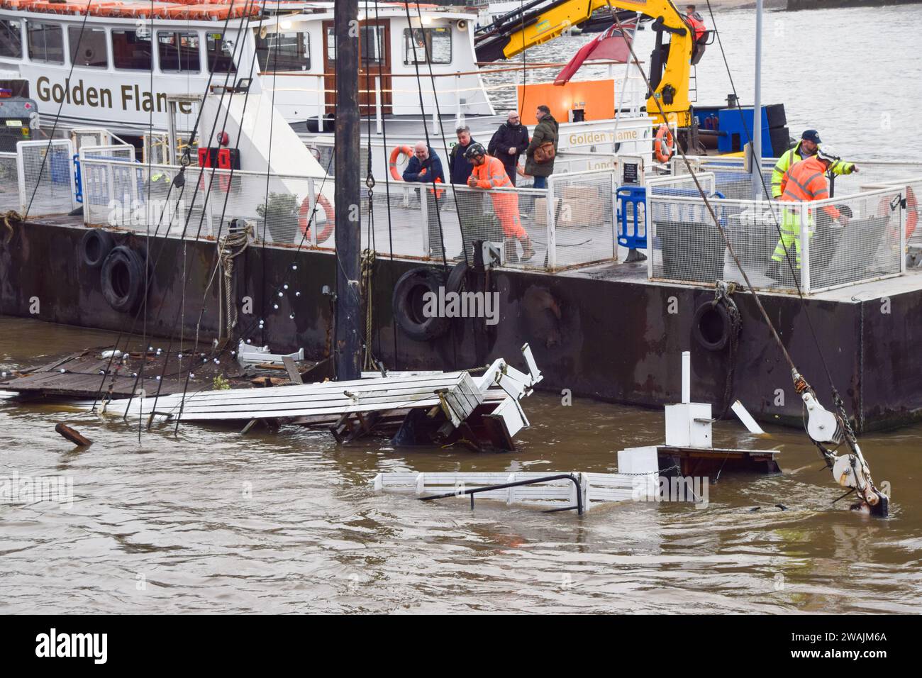 London, UK. 5th January 2024. Salvage personnel inspect the damage ...