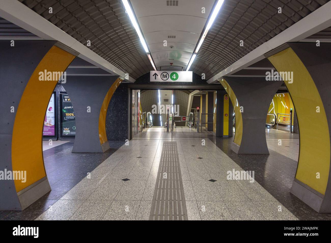 The pathway to the interchange between metro lines 3 and 4 at Kalvin ...