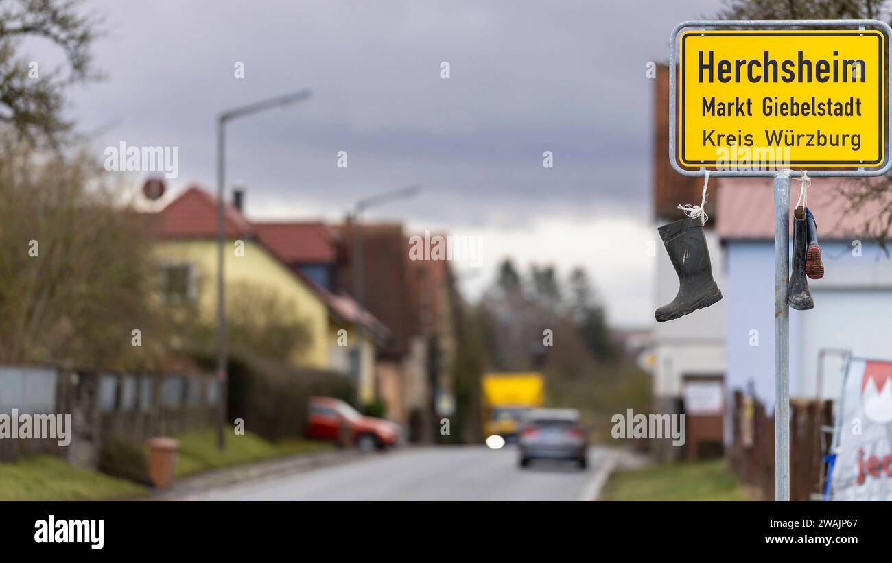 Landkreis Wuerzburg, 03.01.2024, Landwirte protestieren mit hängenden ...