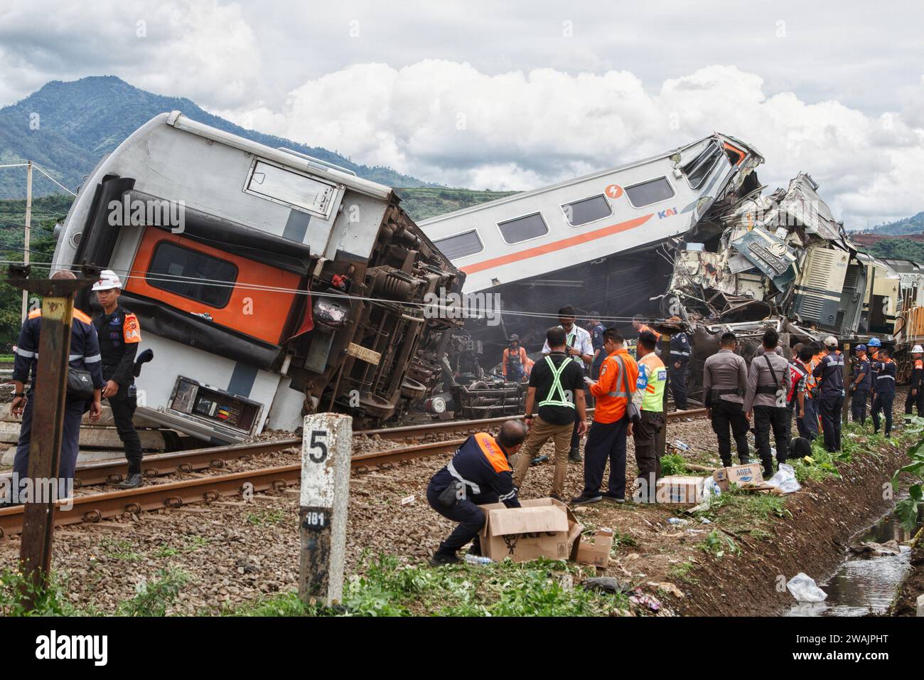 Mangled train carriages hi-res stock photography and images - Alamy