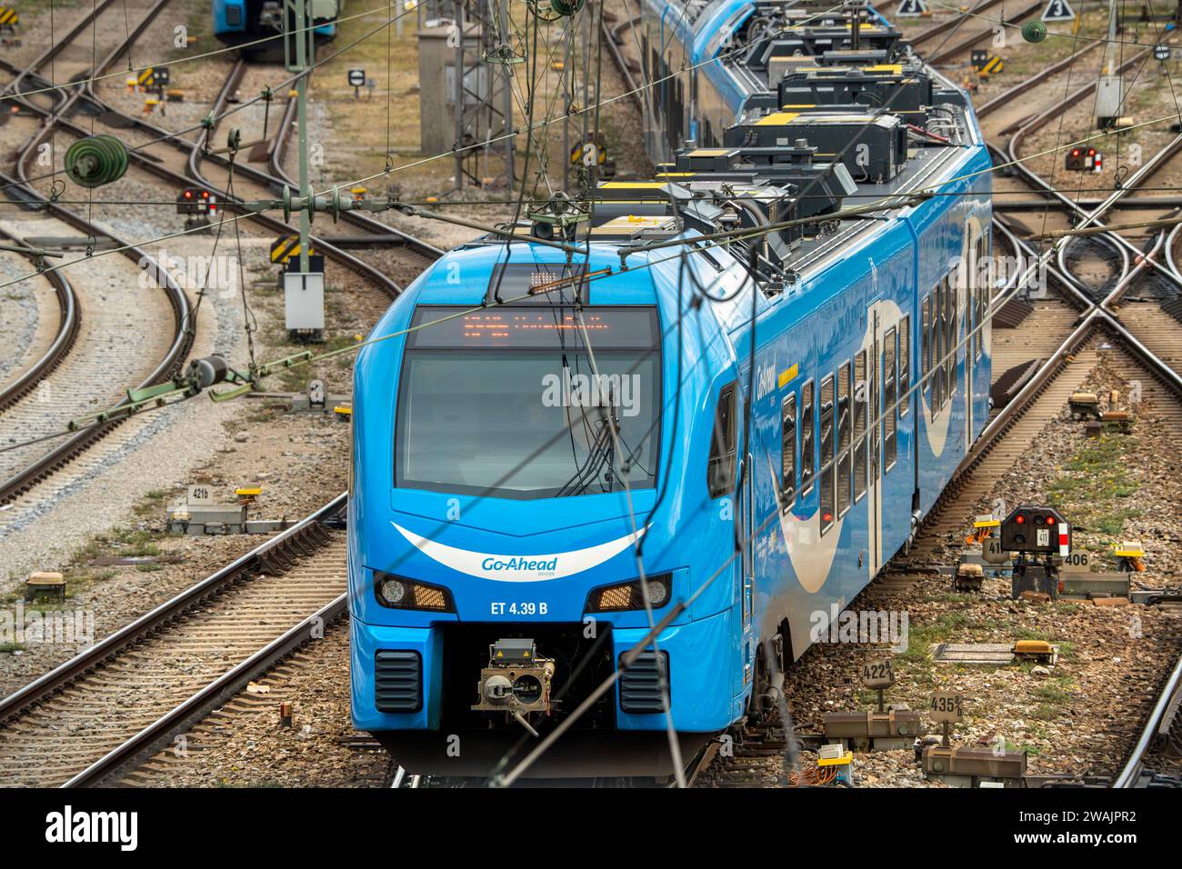 Zug von Go-Ahead Bayern startet in Richtung Allgäu, München, Januar ...