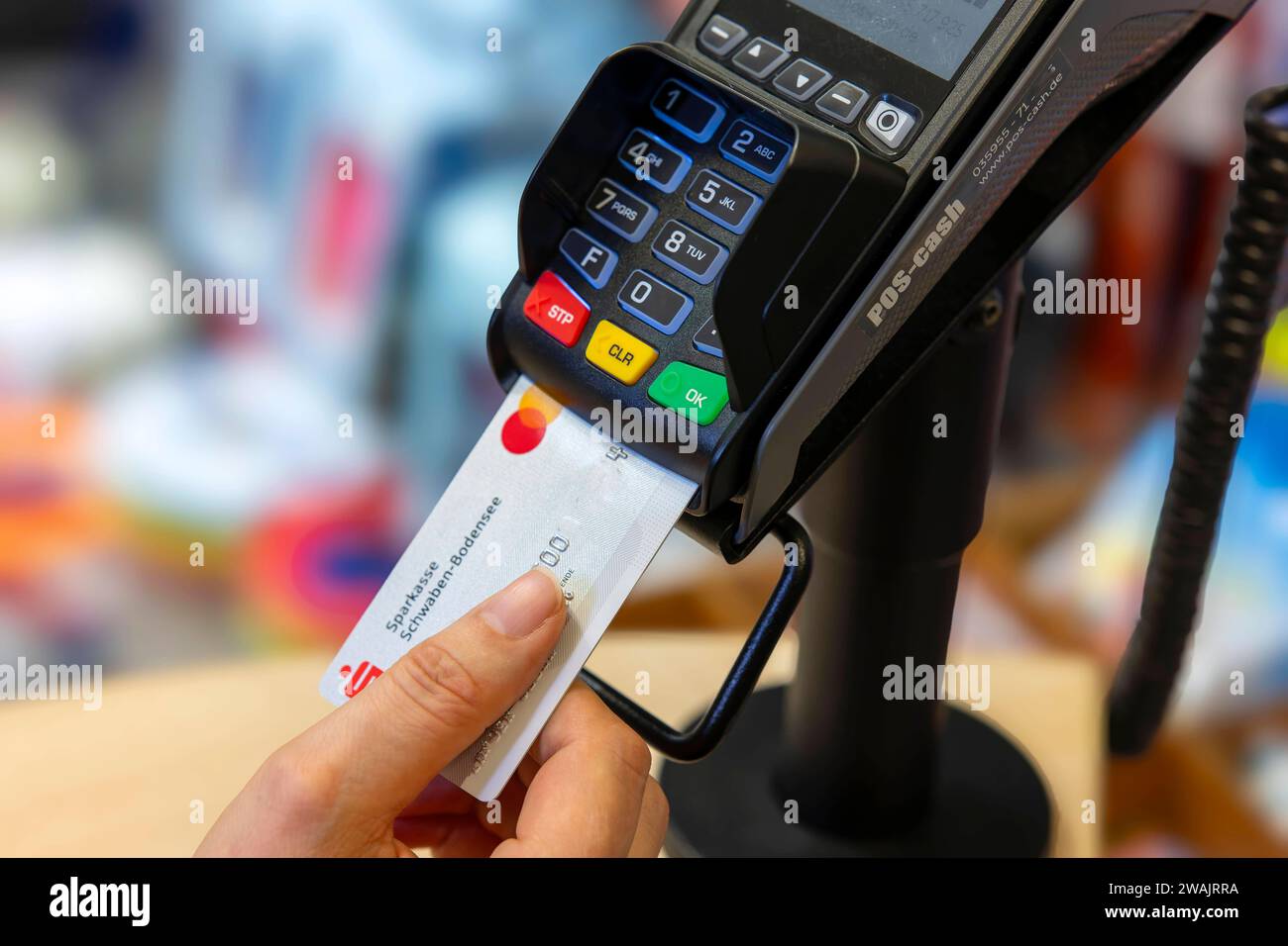 03.01.2024, Frau bezahlt mit der EC-Karte im Geschäft. 03.01.2024 ...