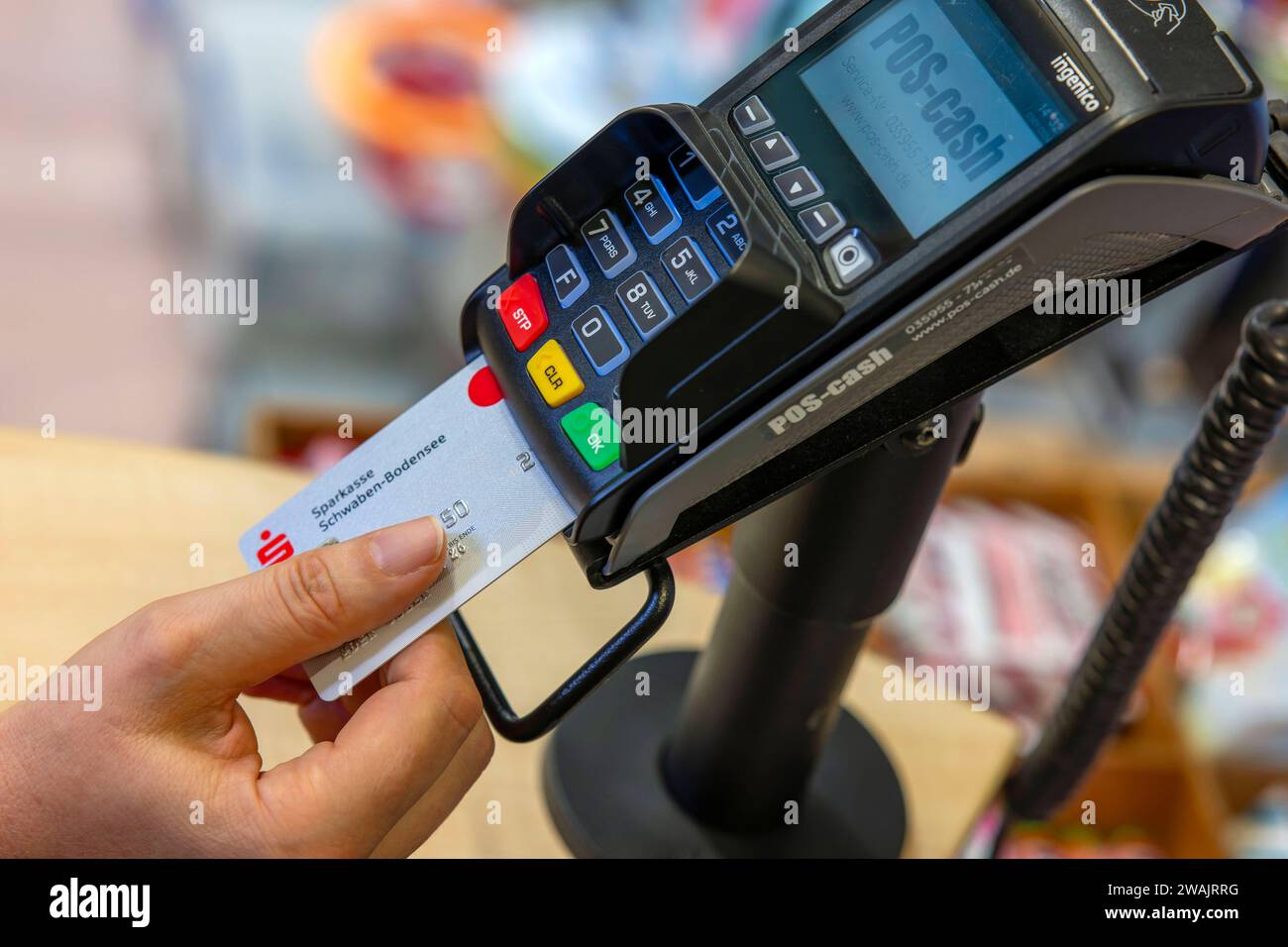 03.01.2024, Frau bezahlt mit der EC-Karte im Geschäft. 03.01.2024 ...