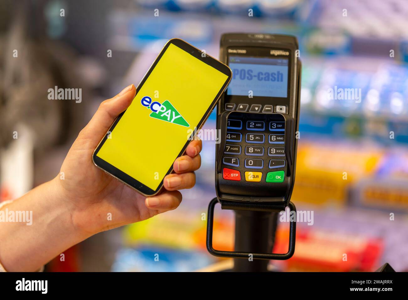 03.01.2024, Frau bezahlt mit Smartphone mittels hinterlegter EC-Karte im Geschäft. EC-PAY ...