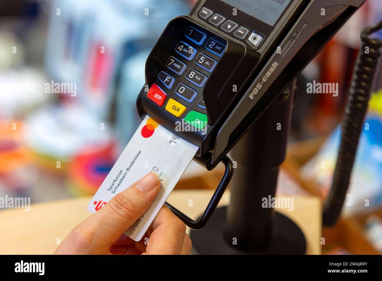 03.01.2024, Frau bezahlt mit der EC-Karte im Geschäft. 03.01.2024 ...
