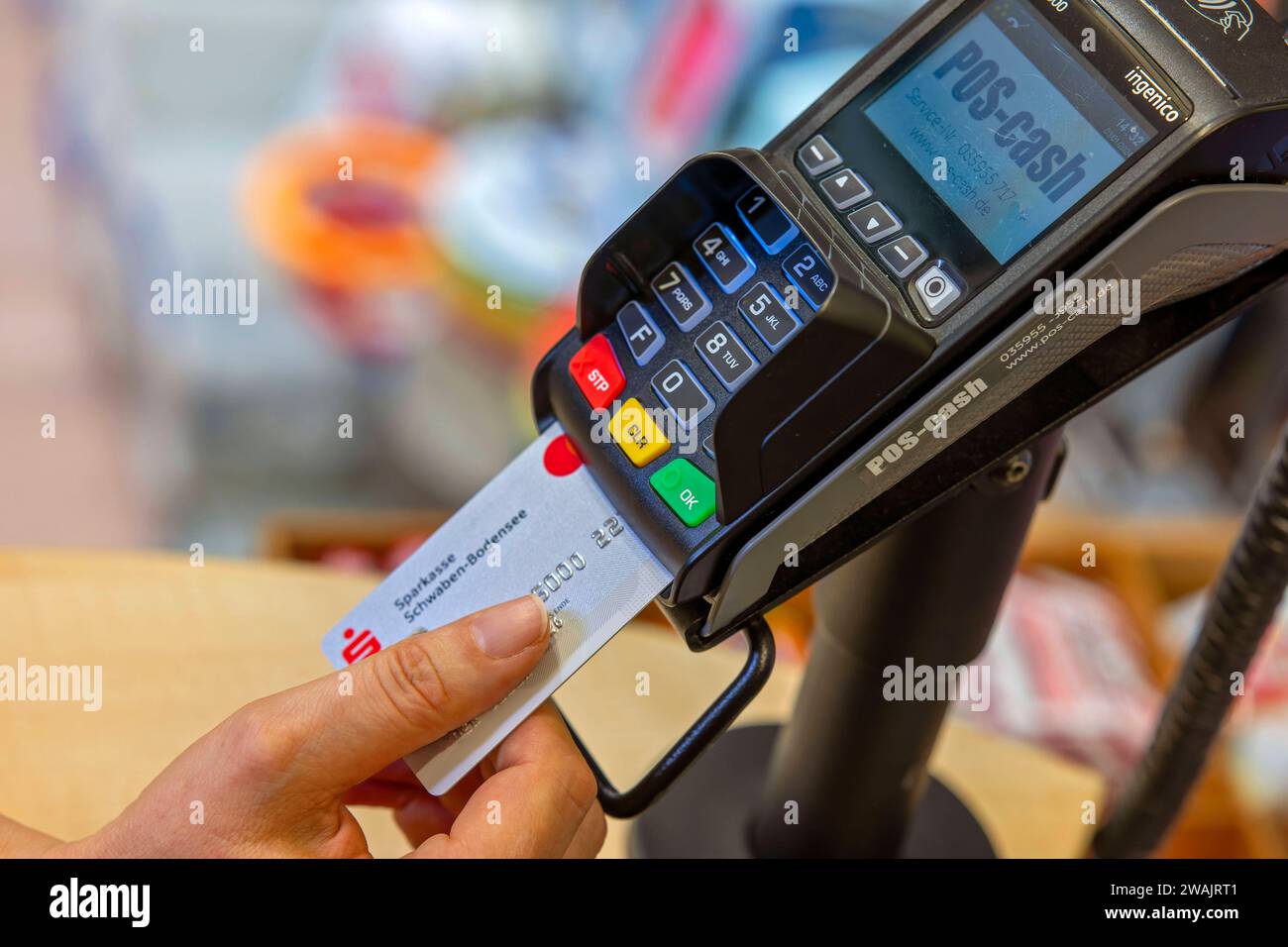 03.01.2024, Frau bezahlt mit der EC-Karte im Geschäft. 03.01.2024 ...