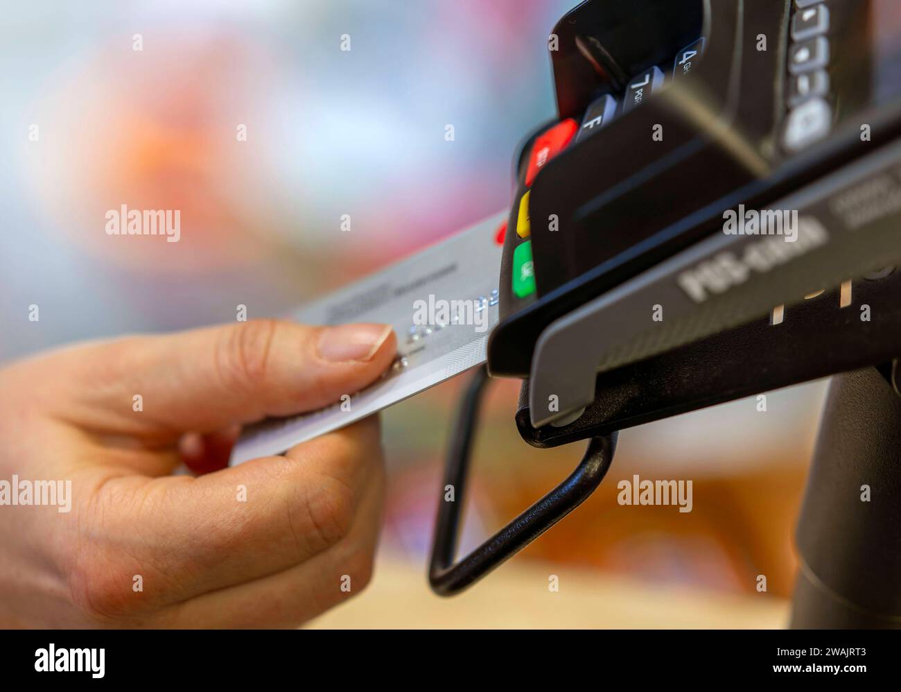 03.01.2024, Frau bezahlt mit der EC-Karte im Geschäft. 03.01.2024 ...