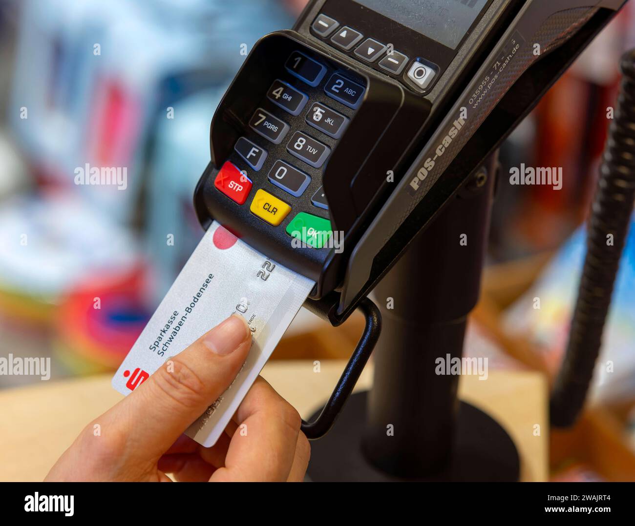 03.01.2024, Frau bezahlt mit der EC-Karte im Geschäft. 03.01.2024 ...