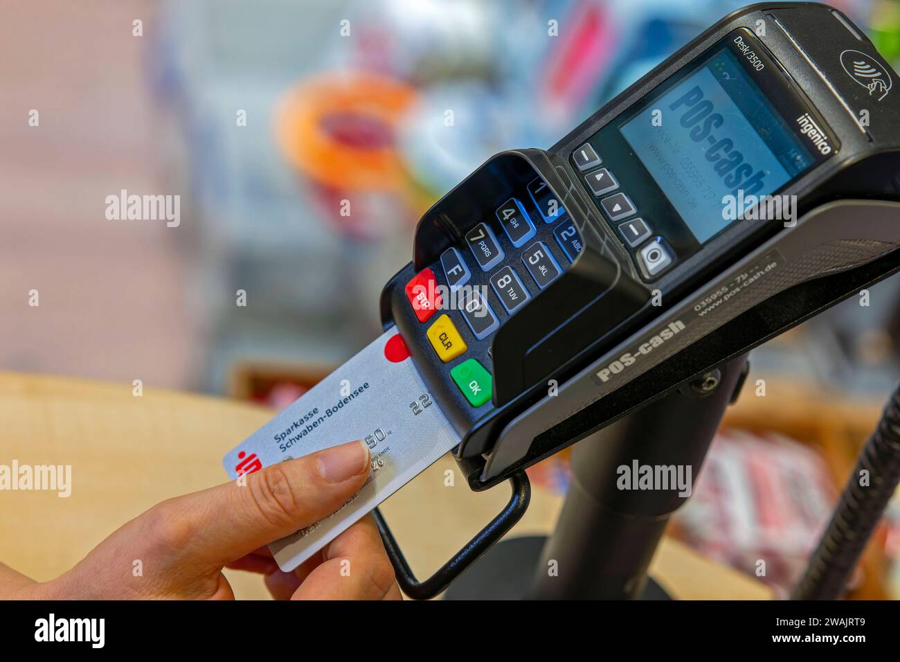 03.01.2024, Frau bezahlt mit der EC-Karte im Geschäft. 03.01.2024 ...