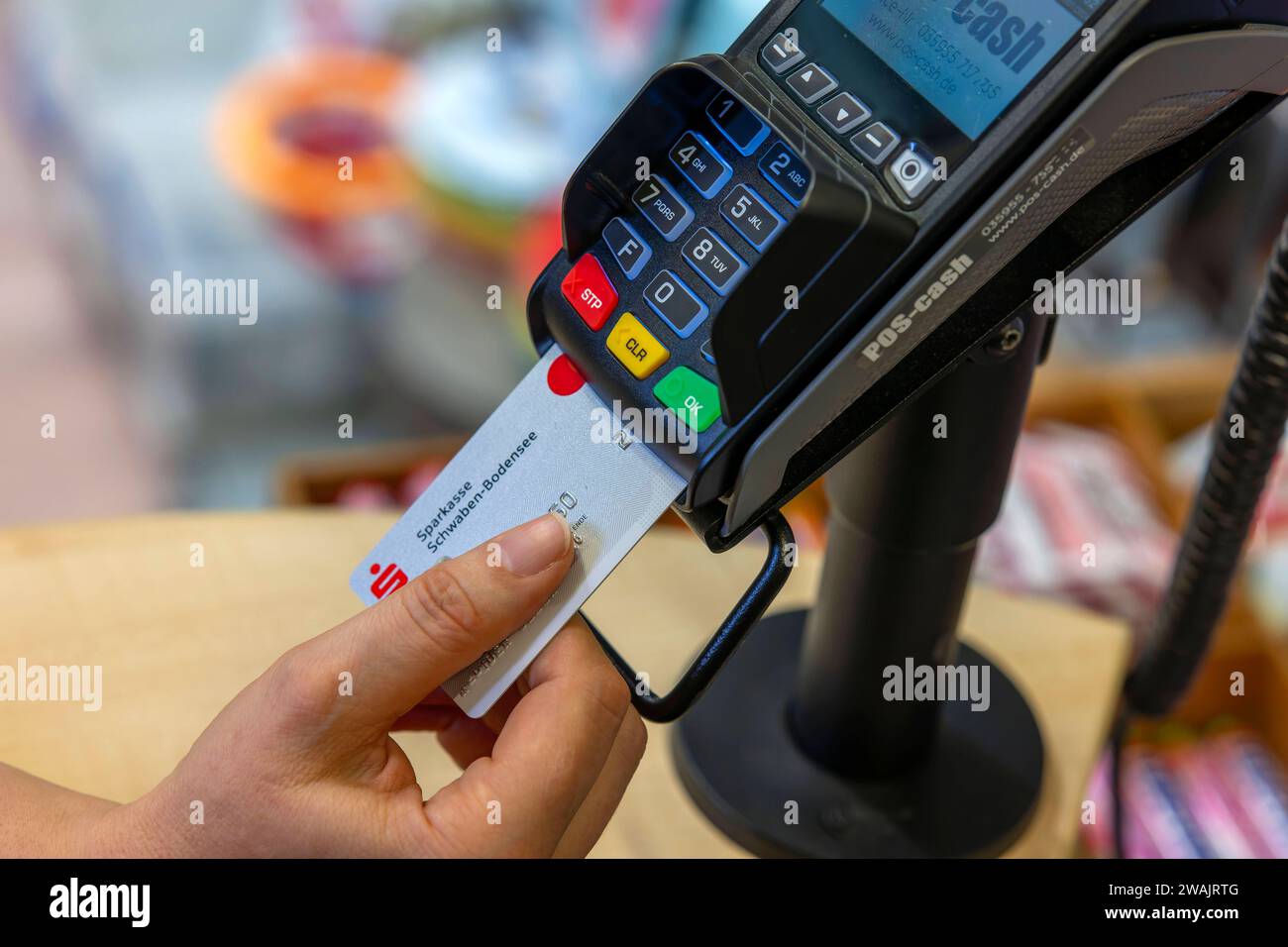 03.01.2024, Frau bezahlt mit der EC-Karte im Geschäft. 03.01.2024 ...