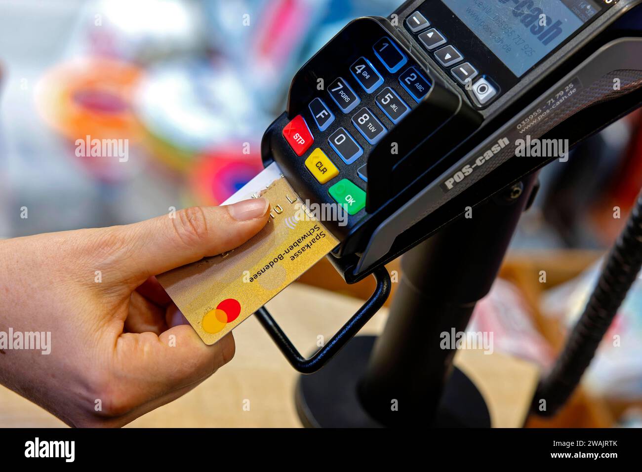 03.01.2024, Frau bezahlt mit der EC-Karte im Geschäft. 03.01.2024 ...