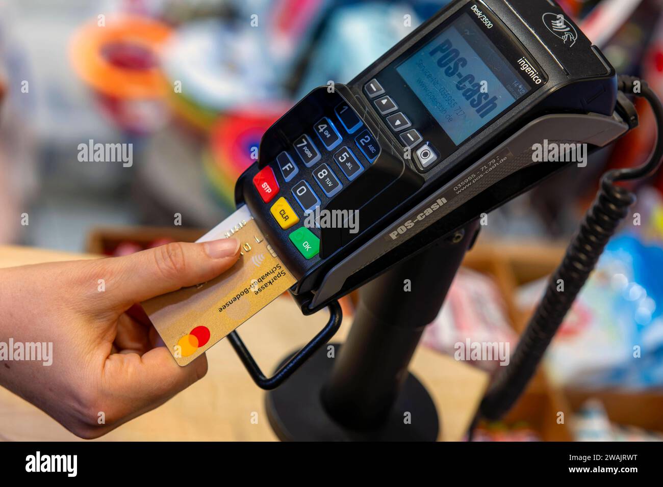 03.01.2024, Frau bezahlt mit der EC-Karte im Geschäft. 03.01.2024 ...