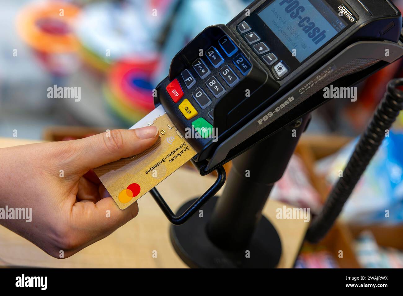 03.01.2024, Frau bezahlt mit der EC-Karte im Geschäft. 03.01.2024 ...