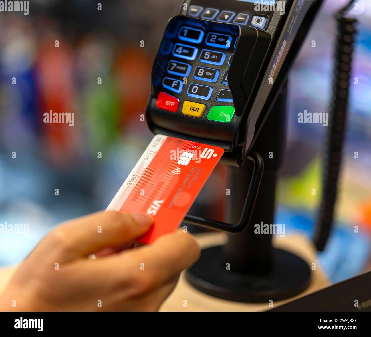 03.01.2024, Frau bezahlt mit der EC-Karte im Geschäft. 03.01.2024 ...