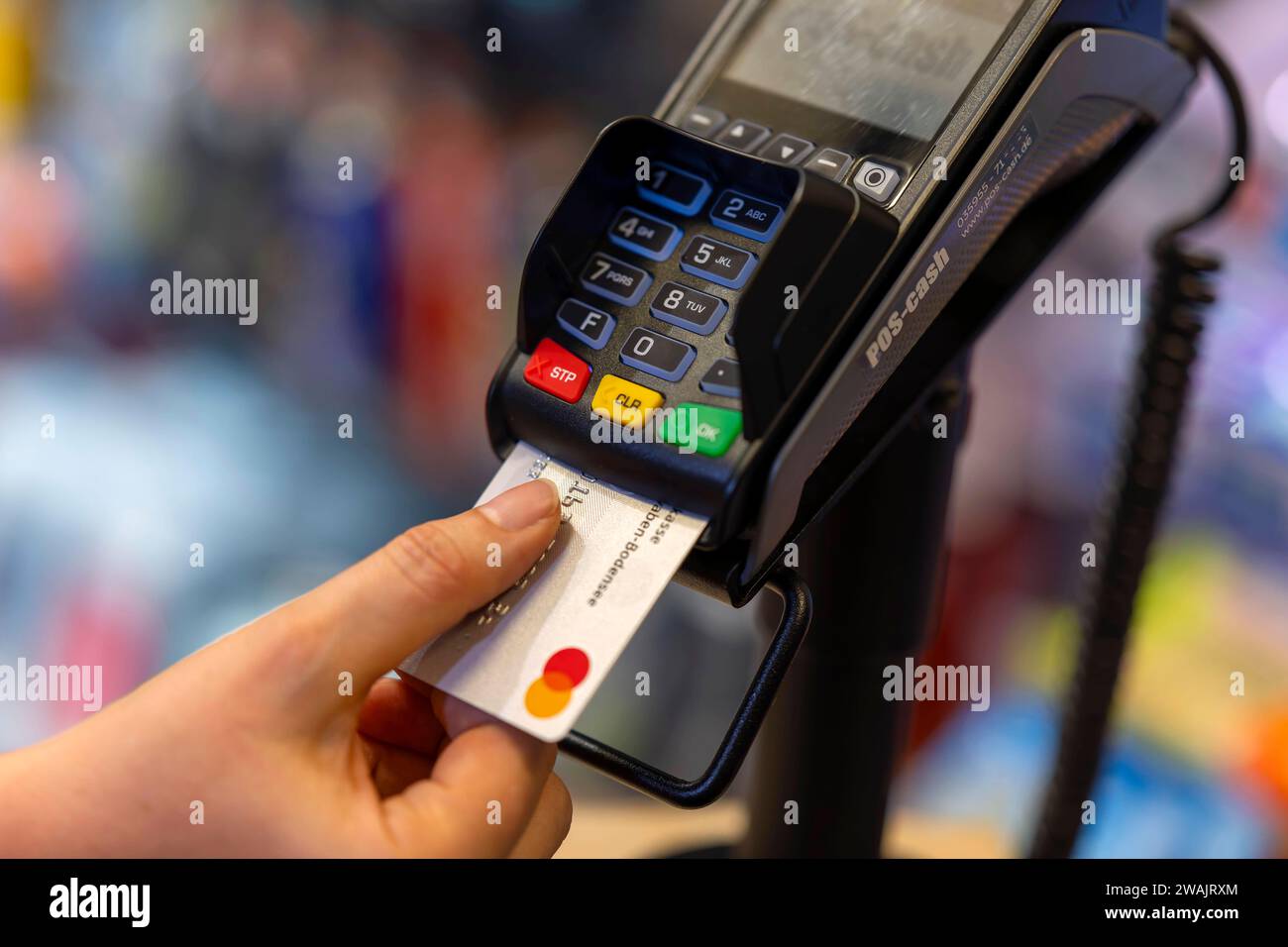 03.01.2024, Frau bezahlt mit der EC-Karte im Geschäft. 03.01.2024 ...