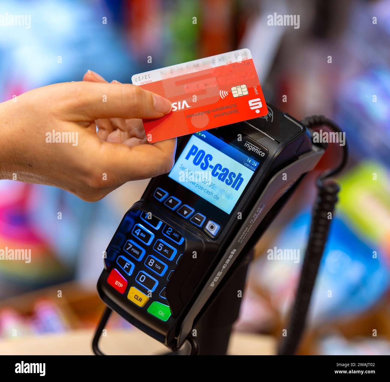 03.01.2024, Frau bezahlt mit der EC-Karte im Geschäft. Kontaktloses ...