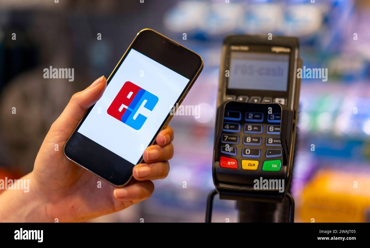 03.01.2024, Frau bezahlt mit Smartphone mittels hinterlegter EC-Karte ...