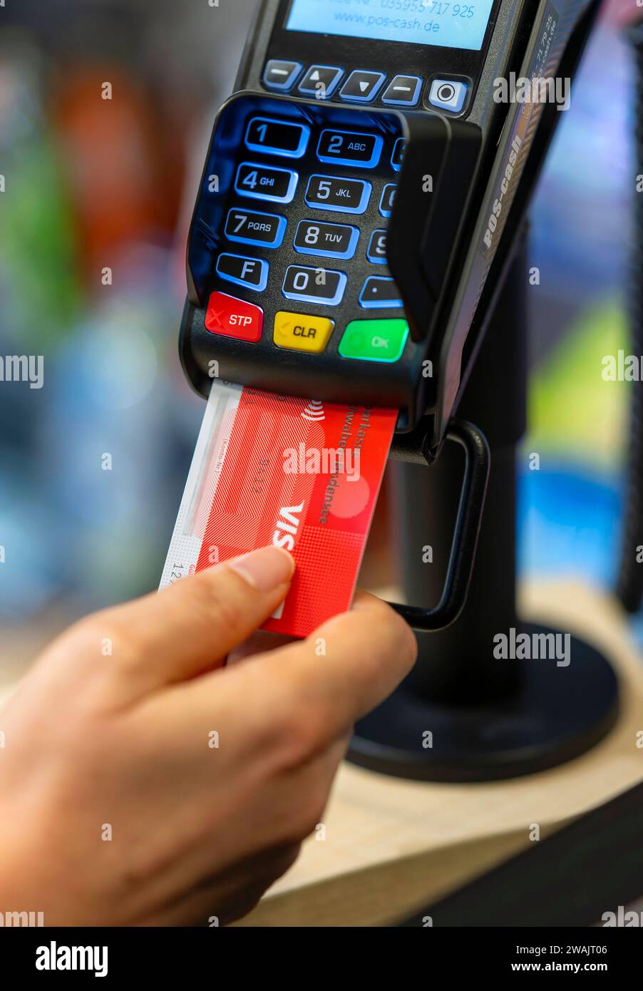 03.01.2024, Frau bezahlt mit der EC-Karte im Geschäft. 03.01.2024 ...