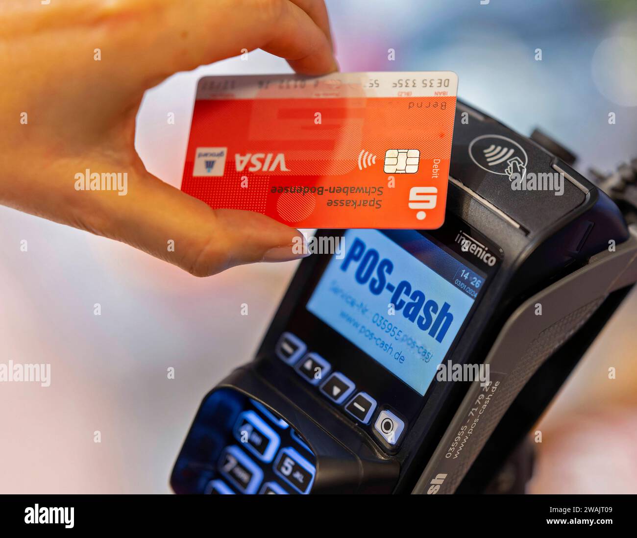 03.01.2024, Frau bezahlt mit der EC-Karte im Geschäft. Kontaktloses ...