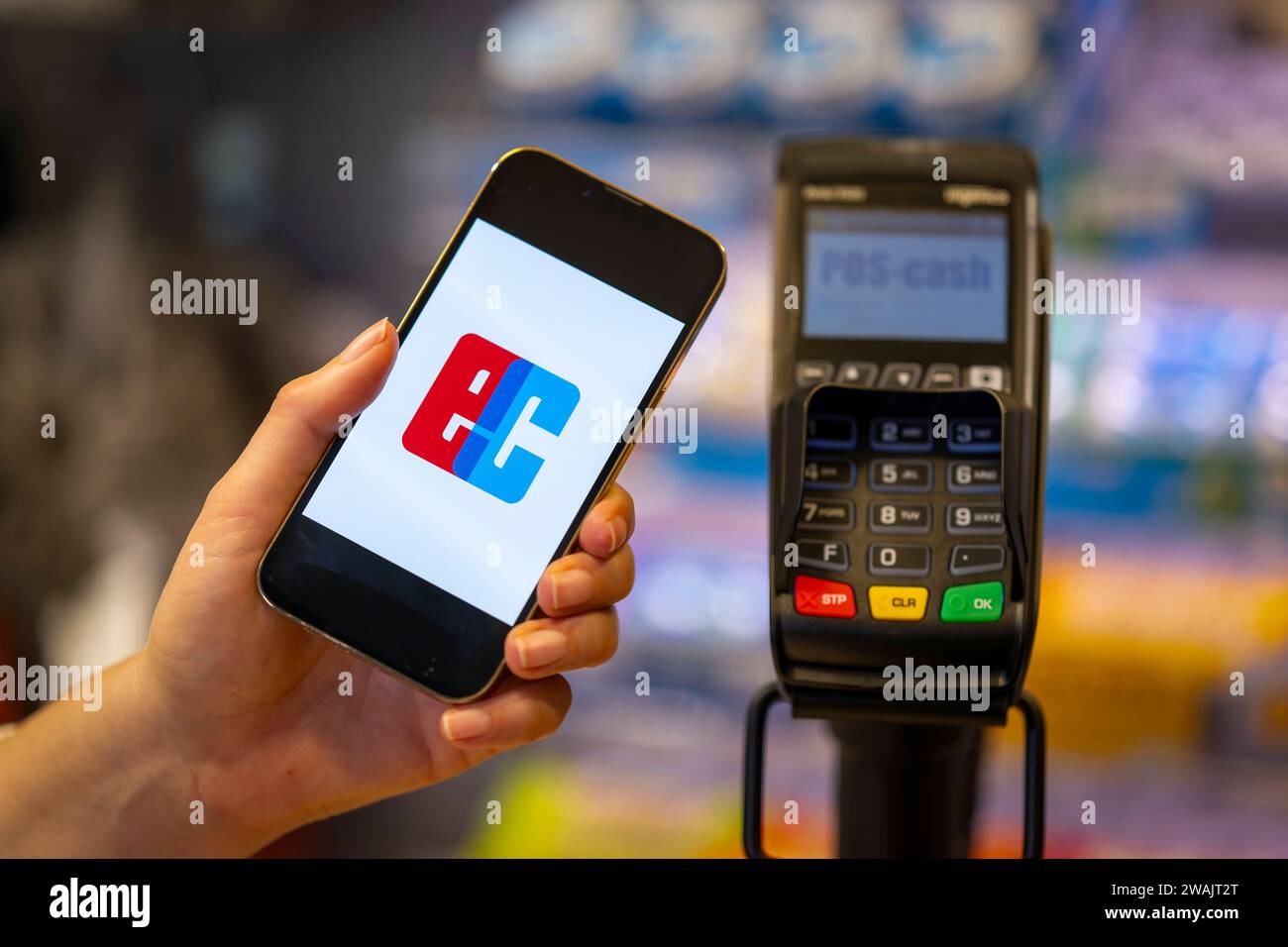 03.01.2024, Frau bezahlt mit Smartphone mittels hinterlegter EC-Karte ...