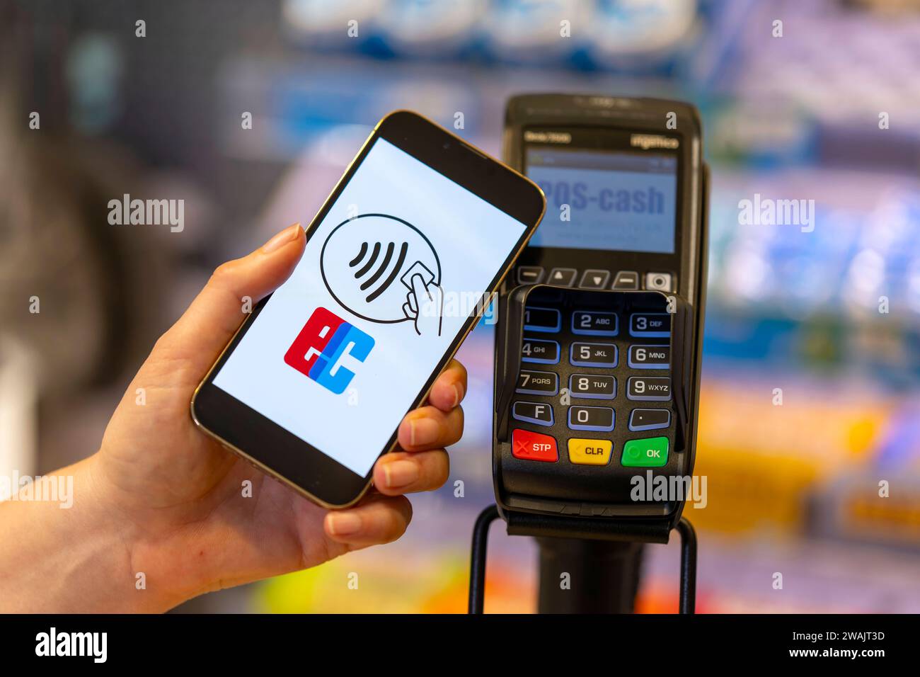 03.01.2024, Frau bezahlt mit Smartphone mittels hinterlegter EC-Karte ...