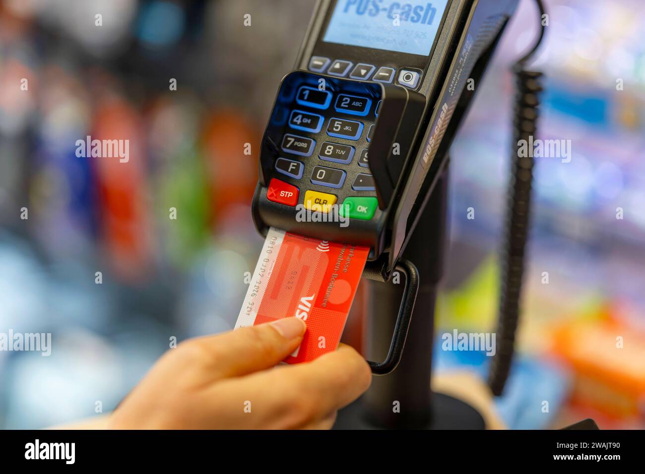 03.01.2024, Frau bezahlt mit der EC-Karte im Geschäft. 03.01.2024 ...