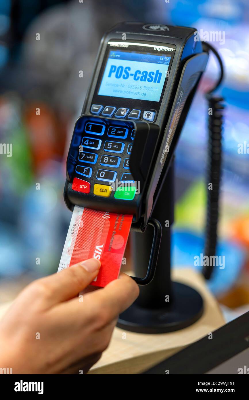03.01.2024, Frau bezahlt mit der EC-Karte im Geschäft. 03.01.2024 ...