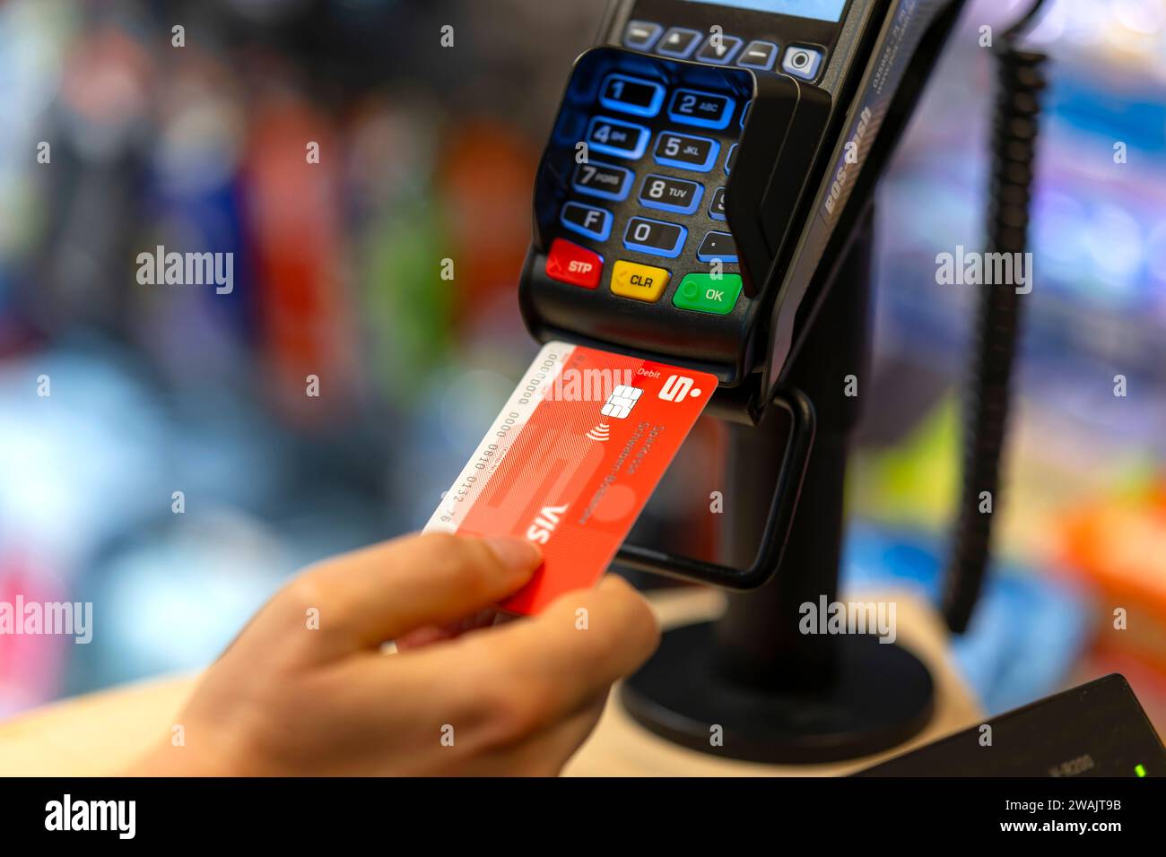 03.01.2024, Frau bezahlt mit der EC-Karte im Geschäft. 03.01.2024 ...