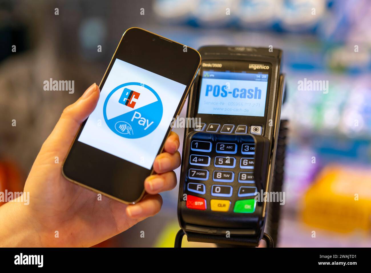 03.01.2024, Frau bezahlt mit Smartphone mittels hinterlegter EC-Karte ...