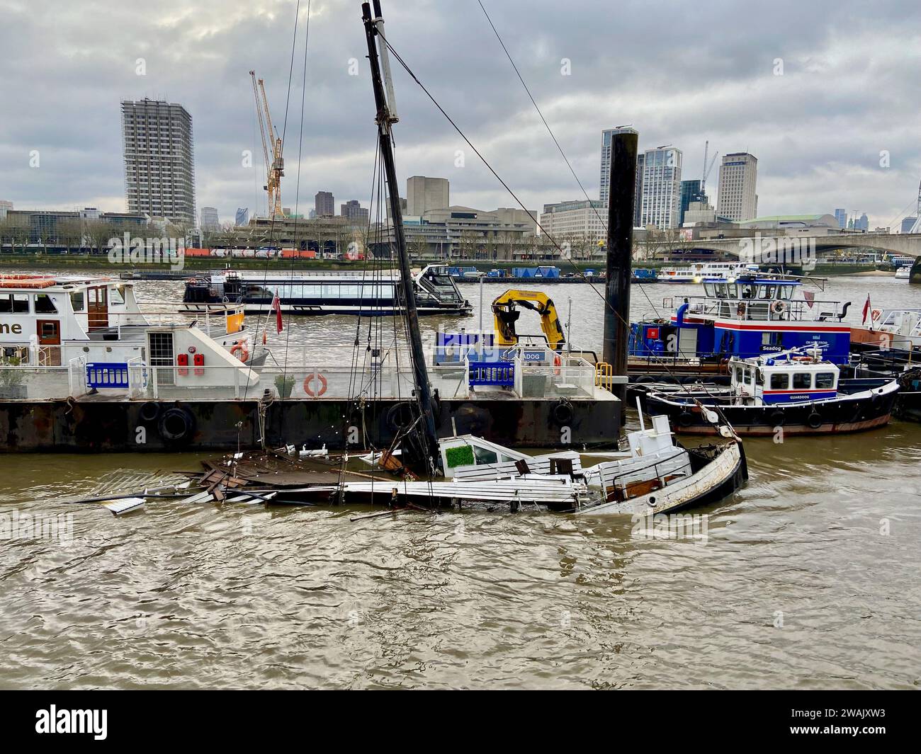 Party boat bar&co sunk in Storm Henk: Floating bar, restaurant and ...