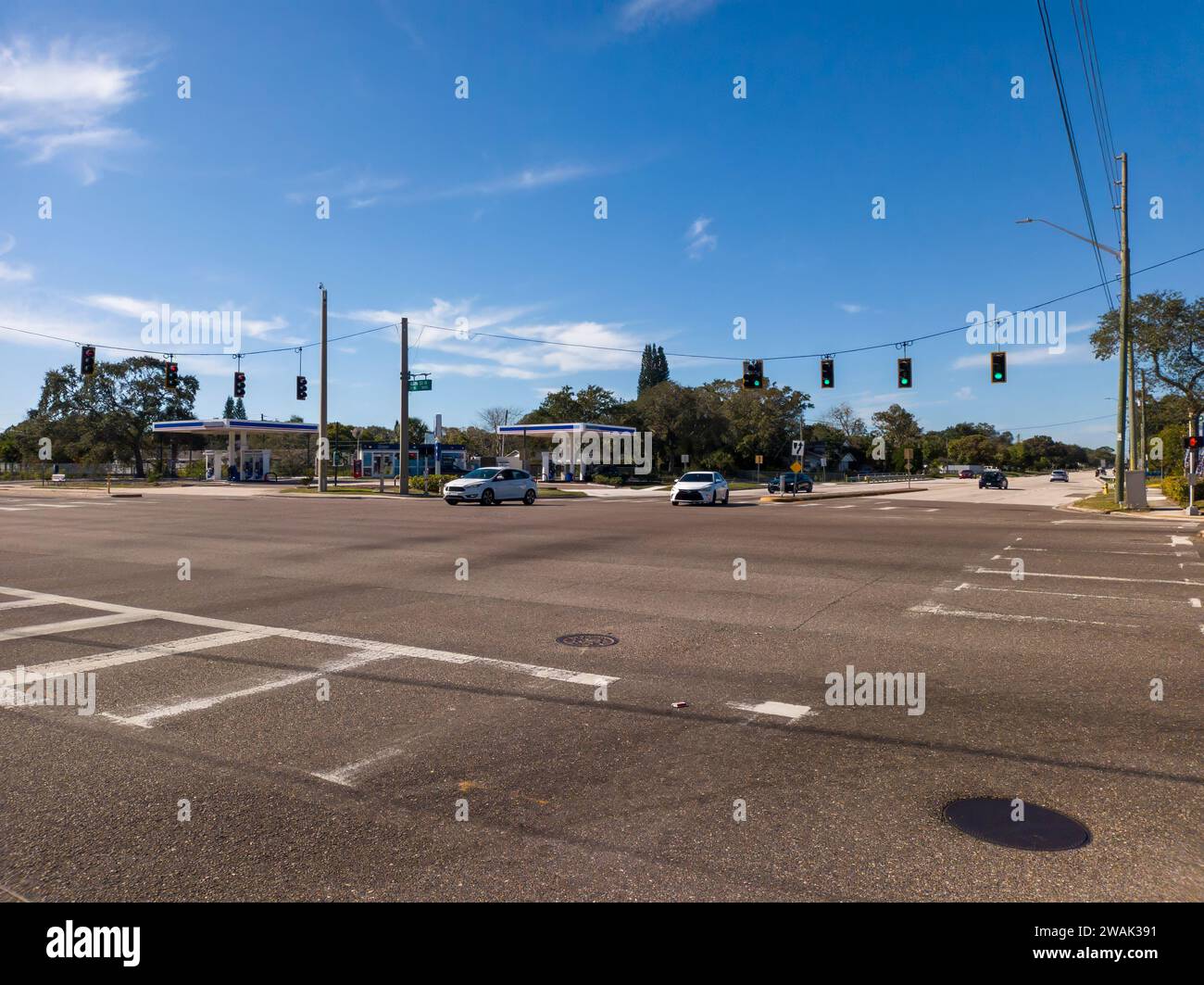 Intersection traffic lights suburbs hi-res stock photography and images ...