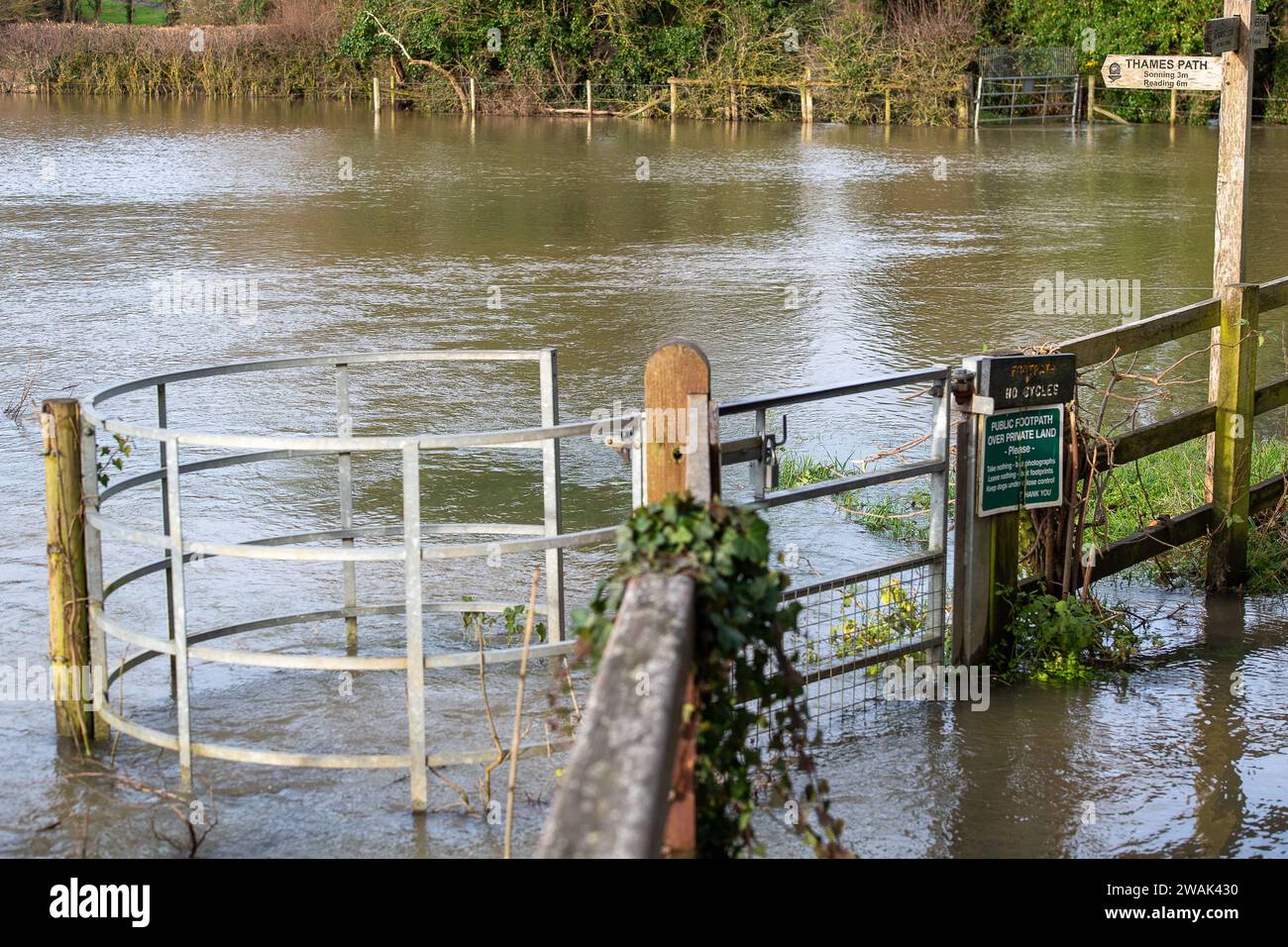 Lower Shiplake, Oxfordshire, UK. 5th January, 2024. The flooded ...