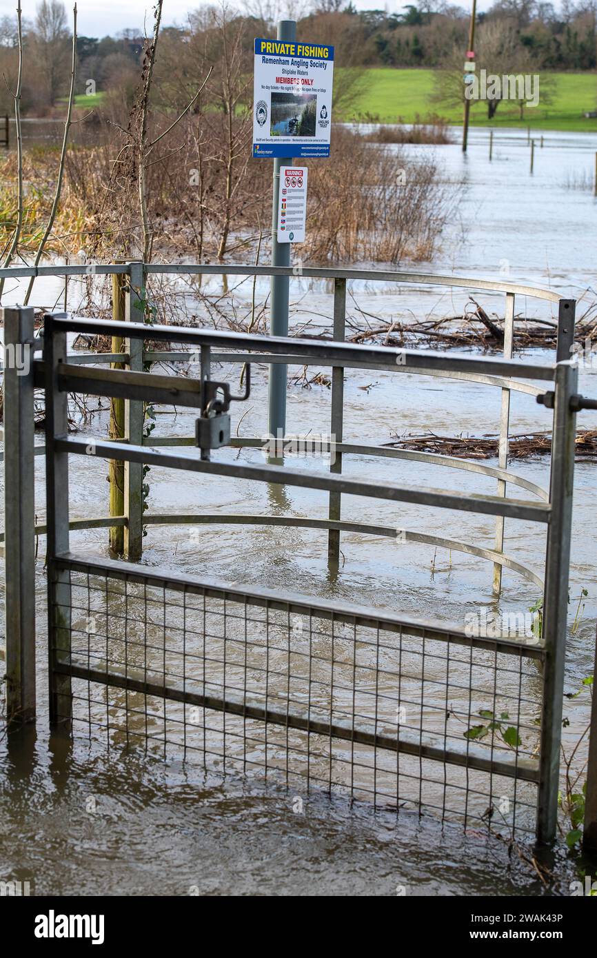 Lower Shiplake, Oxfordshire, UK. 5th January, 2024. The flooded ...